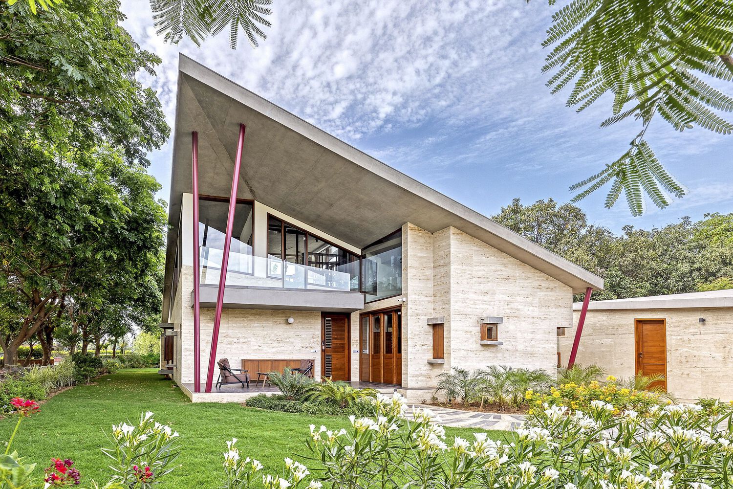 Modern Villa House of Gulmohar Greens at Telav, Ahmedabad by Studio 4000