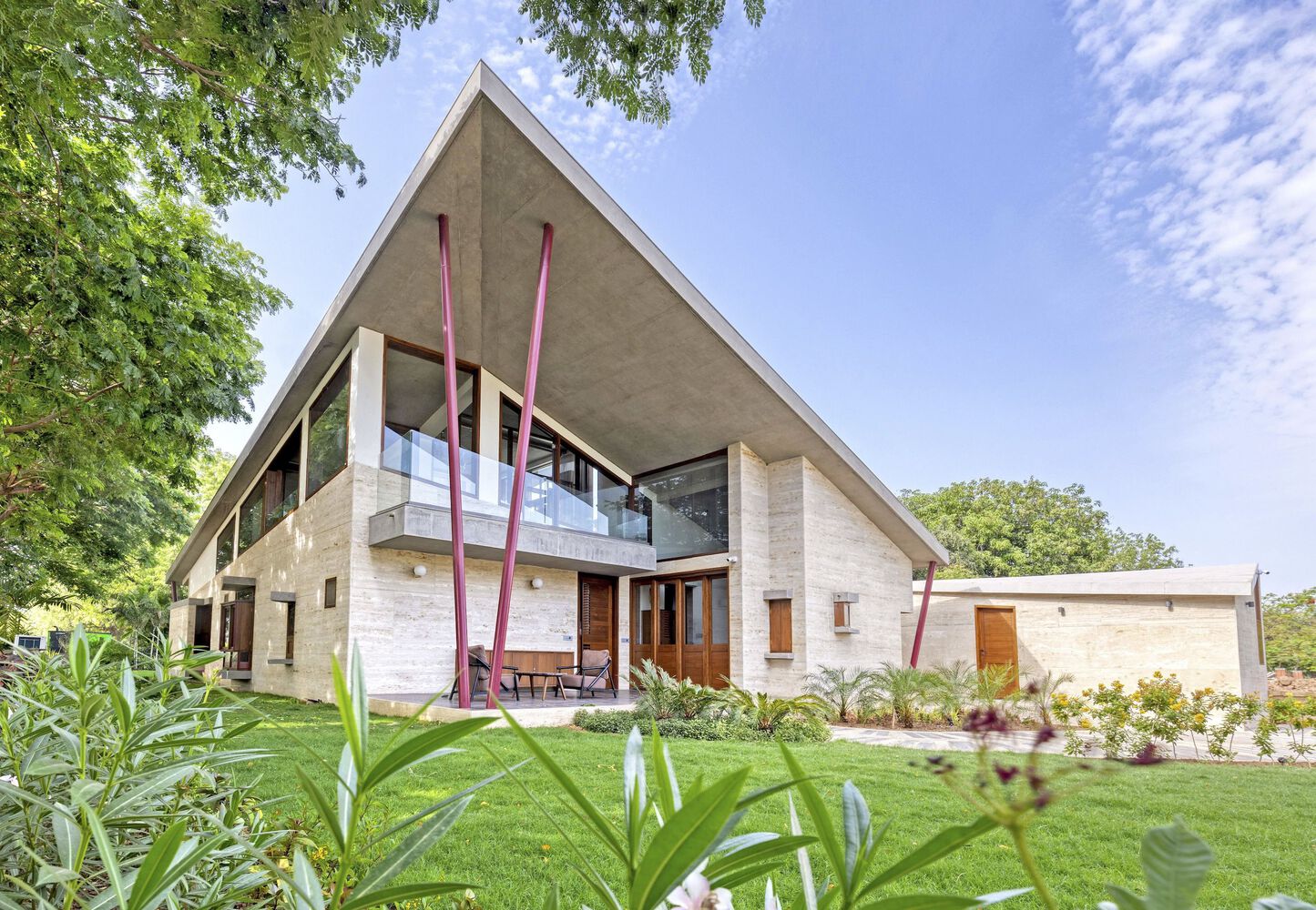 Modern Villa House of Gulmohar Greens at Telav, Ahmedabad by Studio 4000